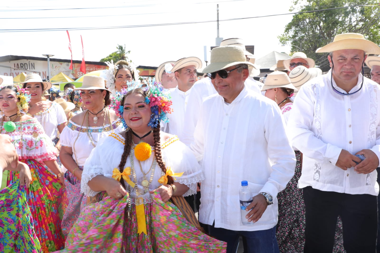 Los Santos y Herrera en el desfile de las Mil Polleras que se realiza ...