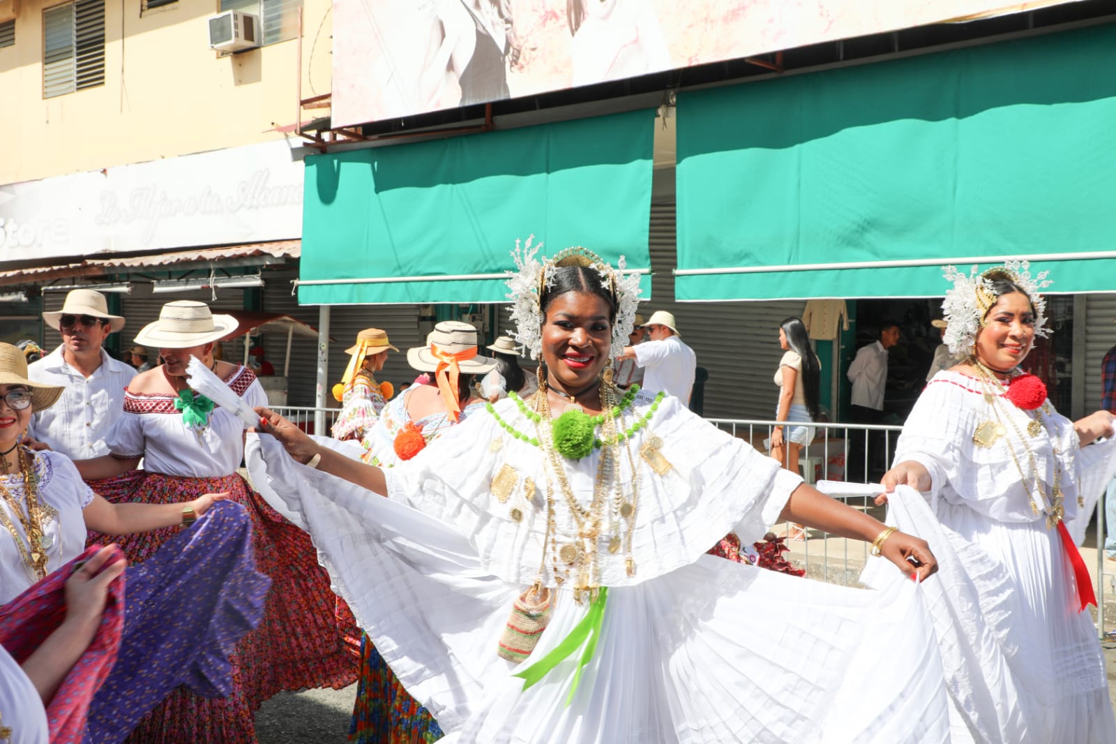 Los Santos y Herrera en el desfile de las Mil Polleras que se realiza ...