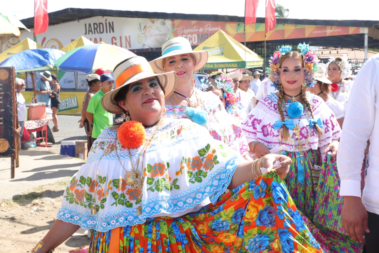 Los Santos y Herrera en el desfile de las Mil Polleras que se realiza ...